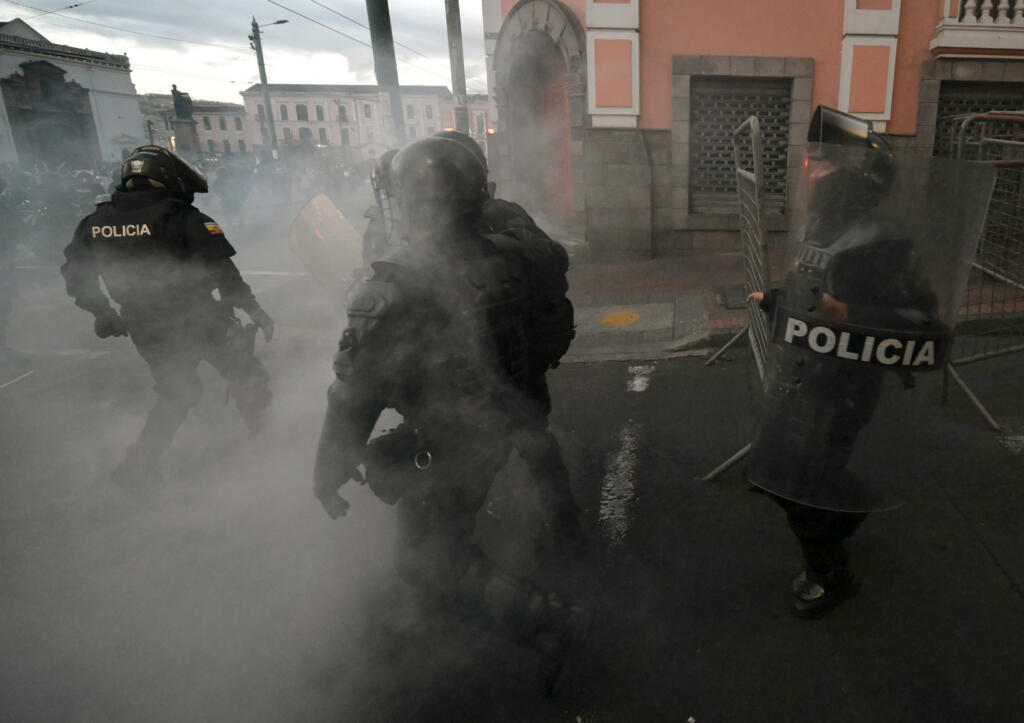 Noboa defiende con una marcha la consulta popular y los sindicatos ...
