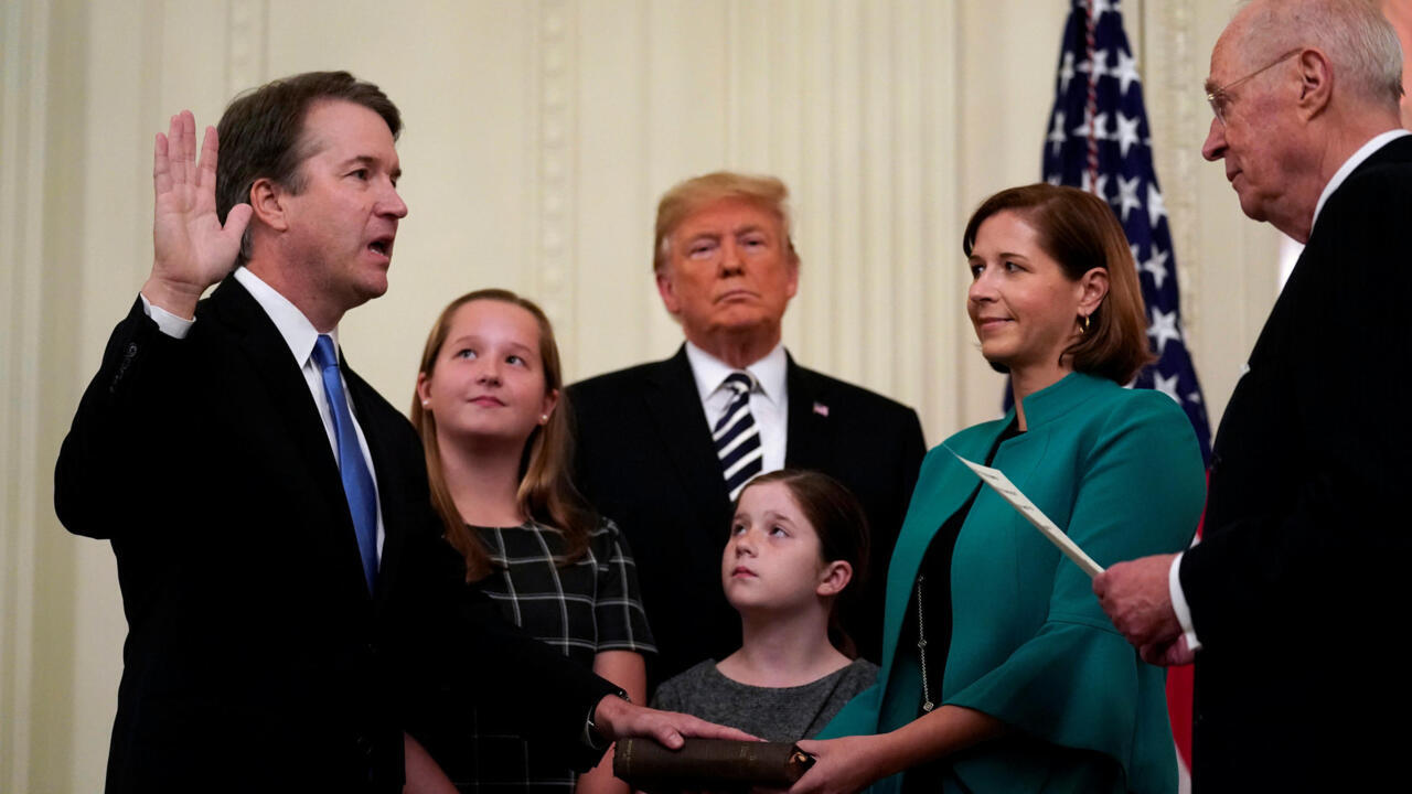 Etats-Unis: le juge Kavanaugh prête serment, Donald Trump s'excuse
