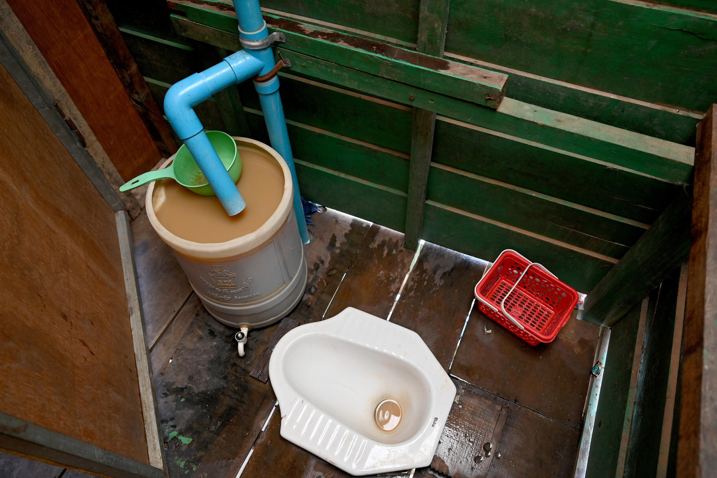 'Floating toilets' help Cambodia's lake-dwelling poor