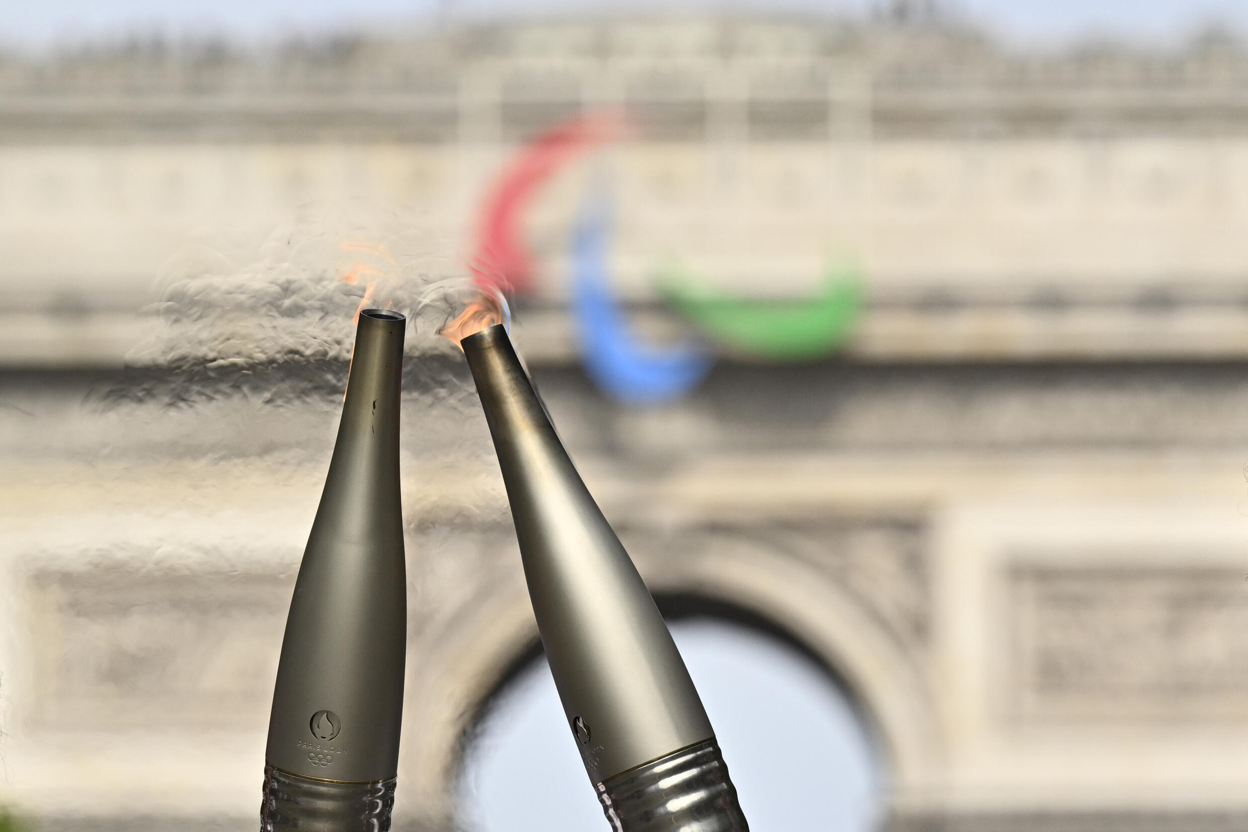 JO-2024: la flamme traverse Paris, en passant par le sommet de la tour Eiffel
