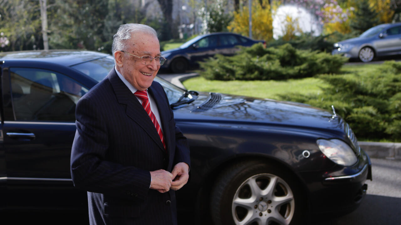 Fostul președinte Ion Iliescu suferă de cancer pulmonar