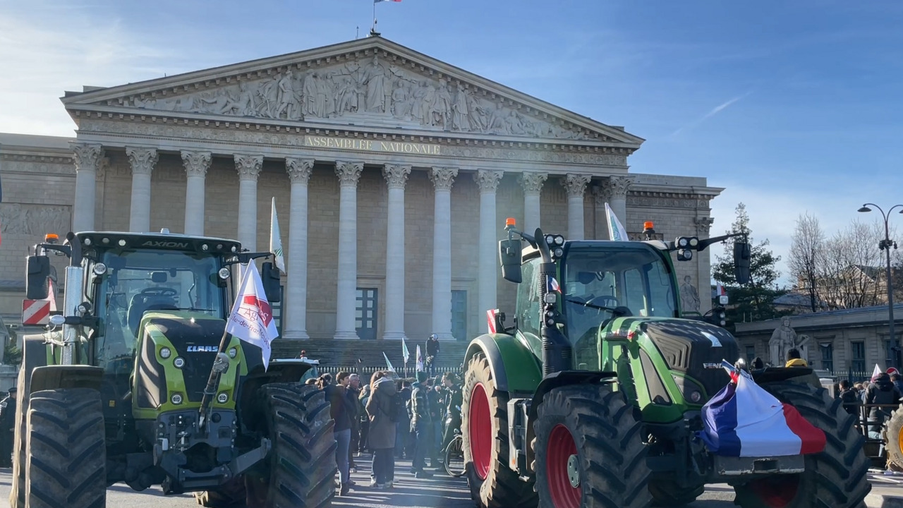 Angry farmers protest in Paris - RFI