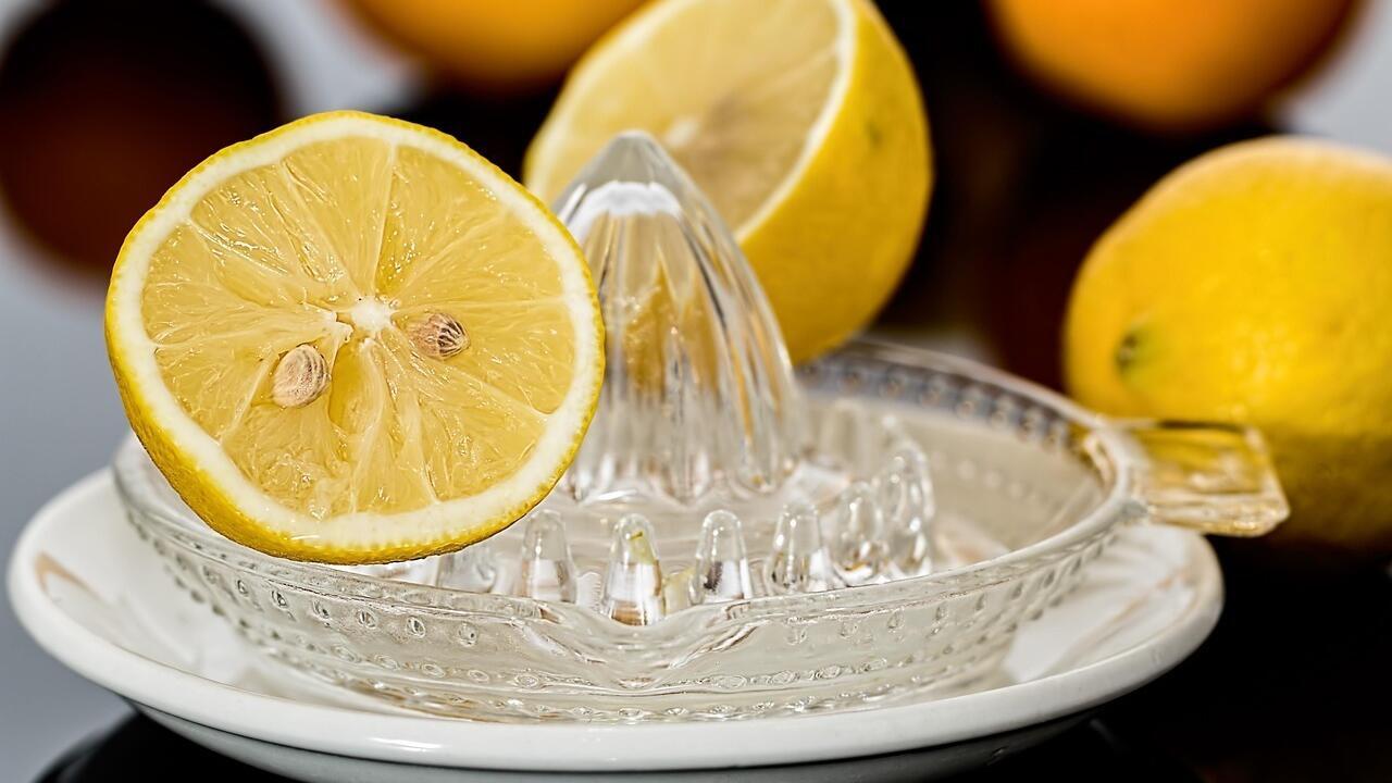 Nutrition: quels sont les avantages et inconvénients du jus de citron ...