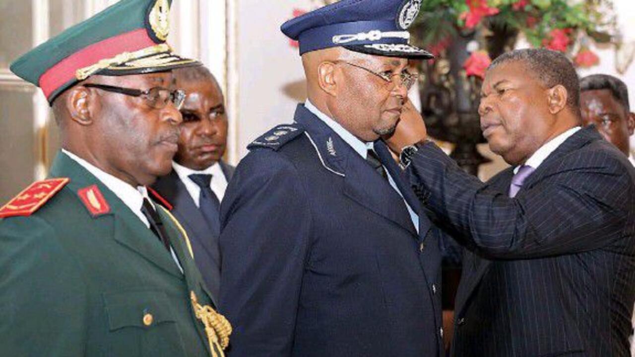 Comandante-geral da polícia angolana deixa funções