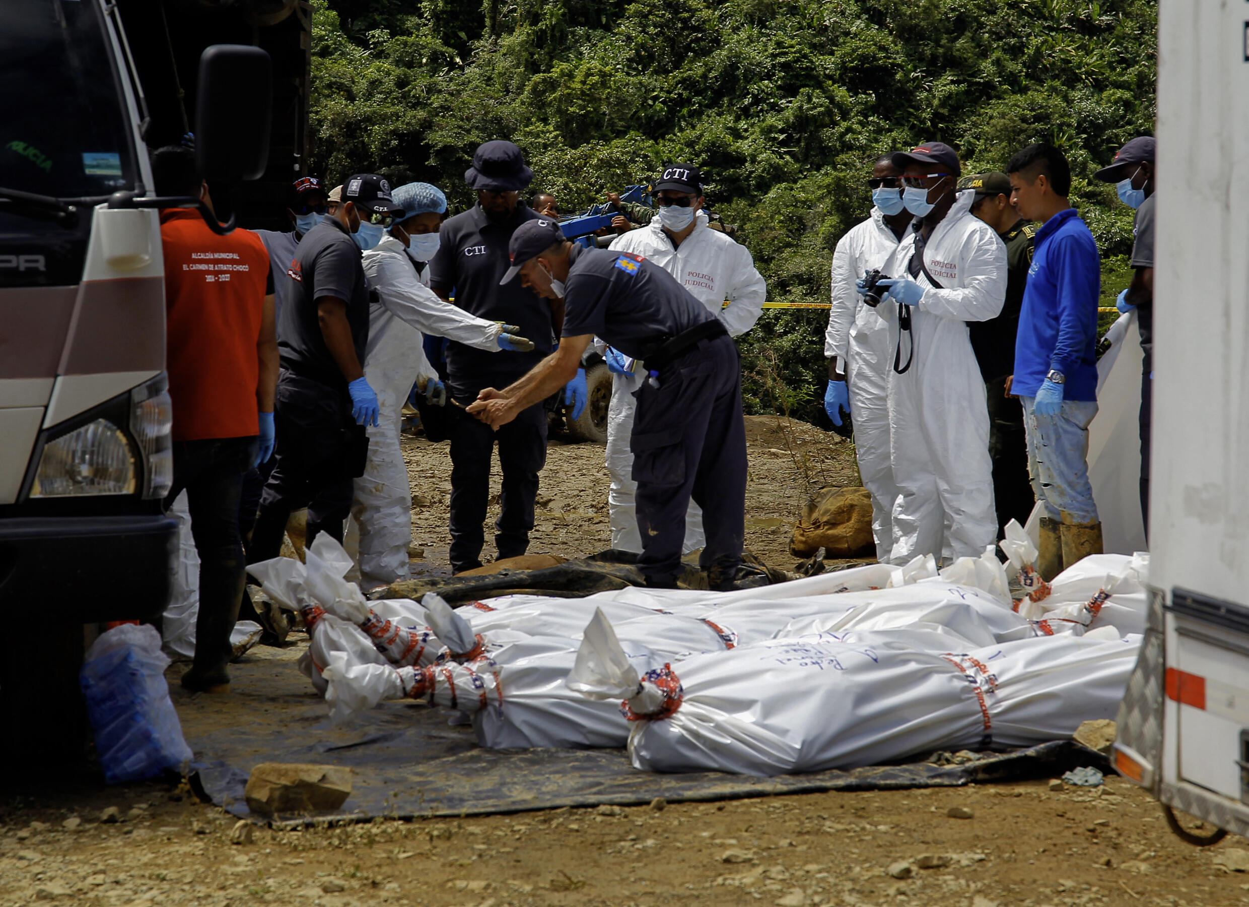 Colombia landslide toll at 33 as rescuers work against clock