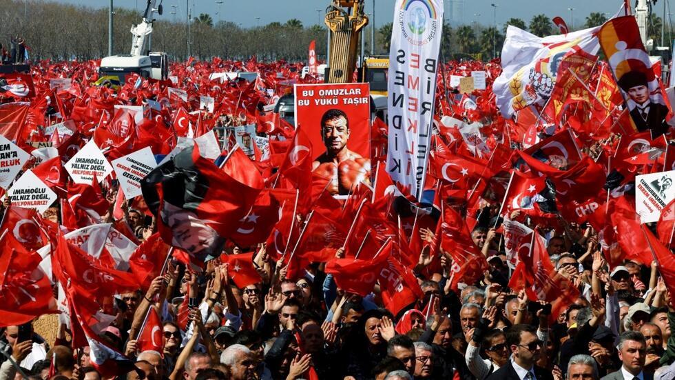 Turquia inicia julgamento de presos em protestos após prisão de ...