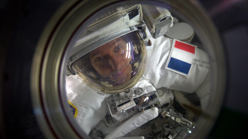 French, US astronauts complete space grab