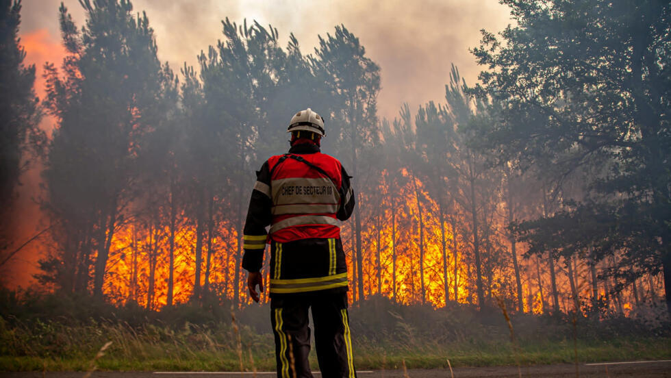 Hundreds evacuated as firefighters battle to contain blaze in southwest ...