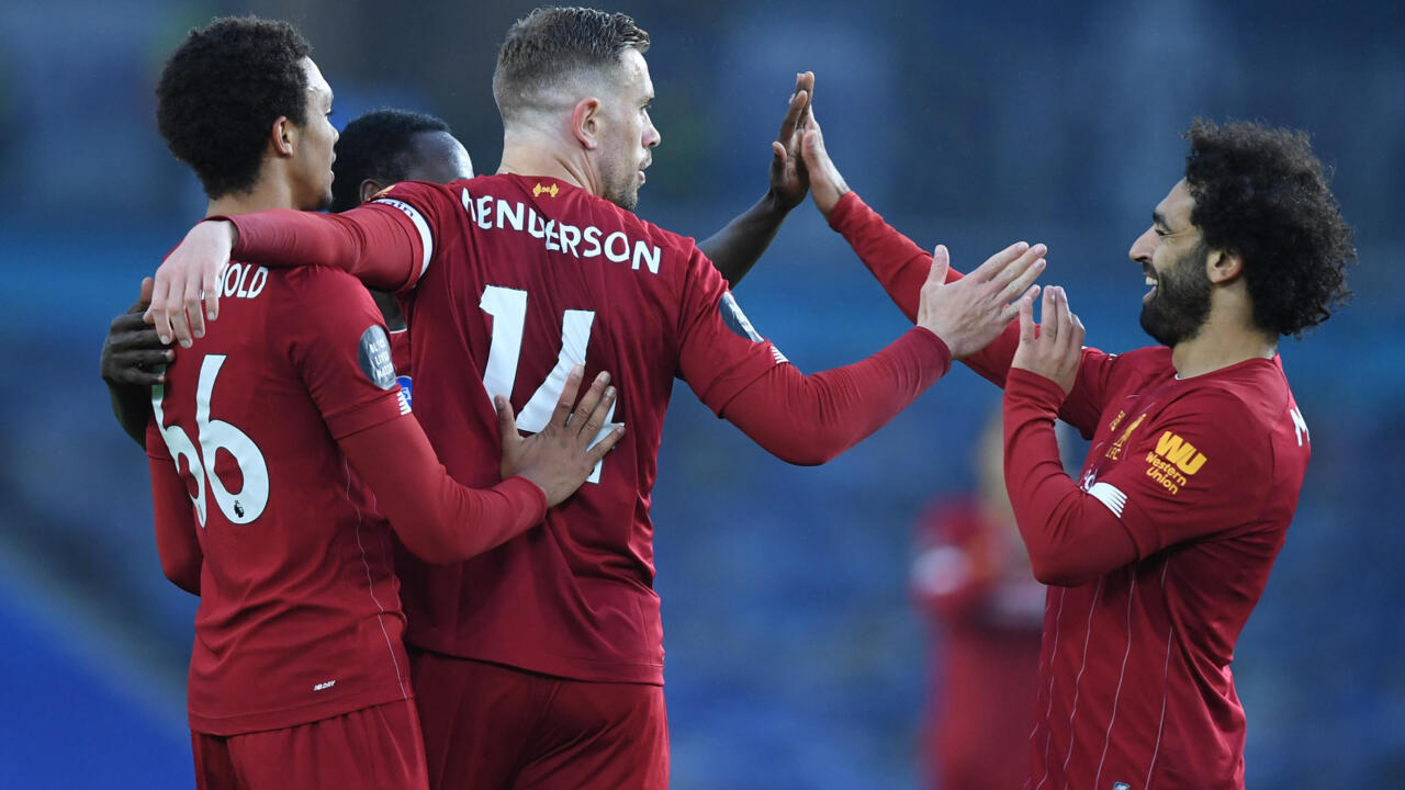 Futebol: Liverpool intromete-se na luta pela Liga dos Campeões