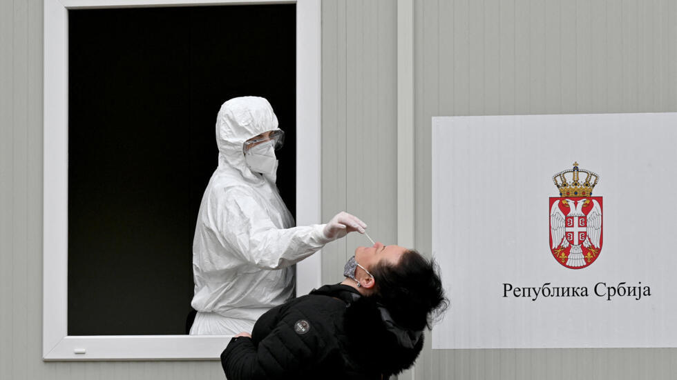 Covid-19: un trafic de faux résultats de tests PCR mis au jour en Serbie