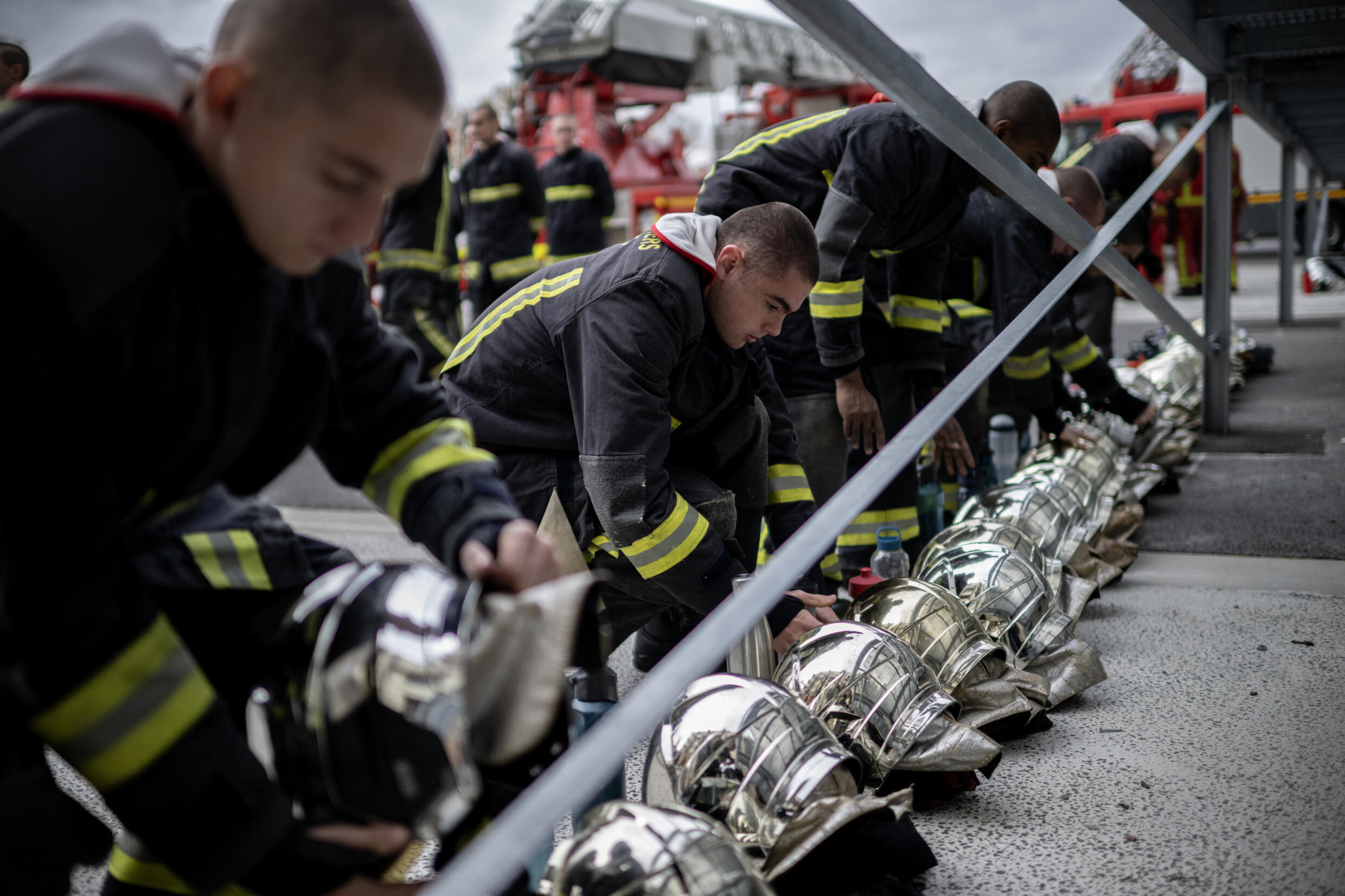 A la nouvelle école des pompiers de Paris, la flamme olympique anime ...