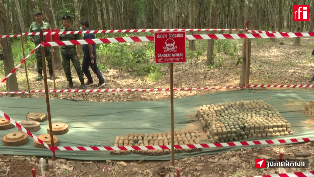 ទាហានខ្មែរ ២នាក់ និងទាហានថៃ១នាក់ ...