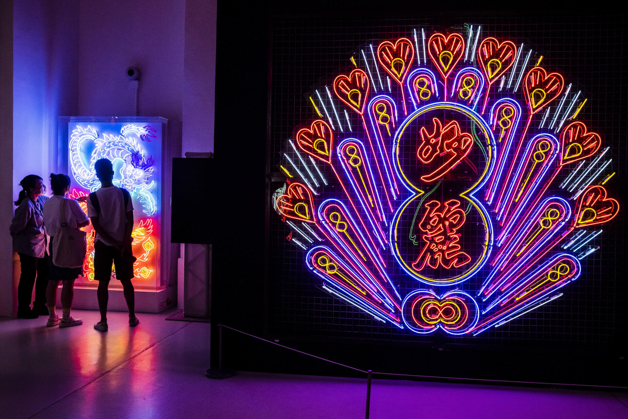 Los agonizantes neones brillan de nuevo en una exhibición en Hong Kong