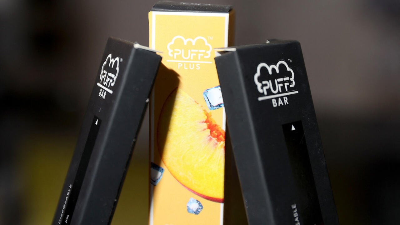 Vers la fin des cigarettes électroniques Puff en France - Reportage France