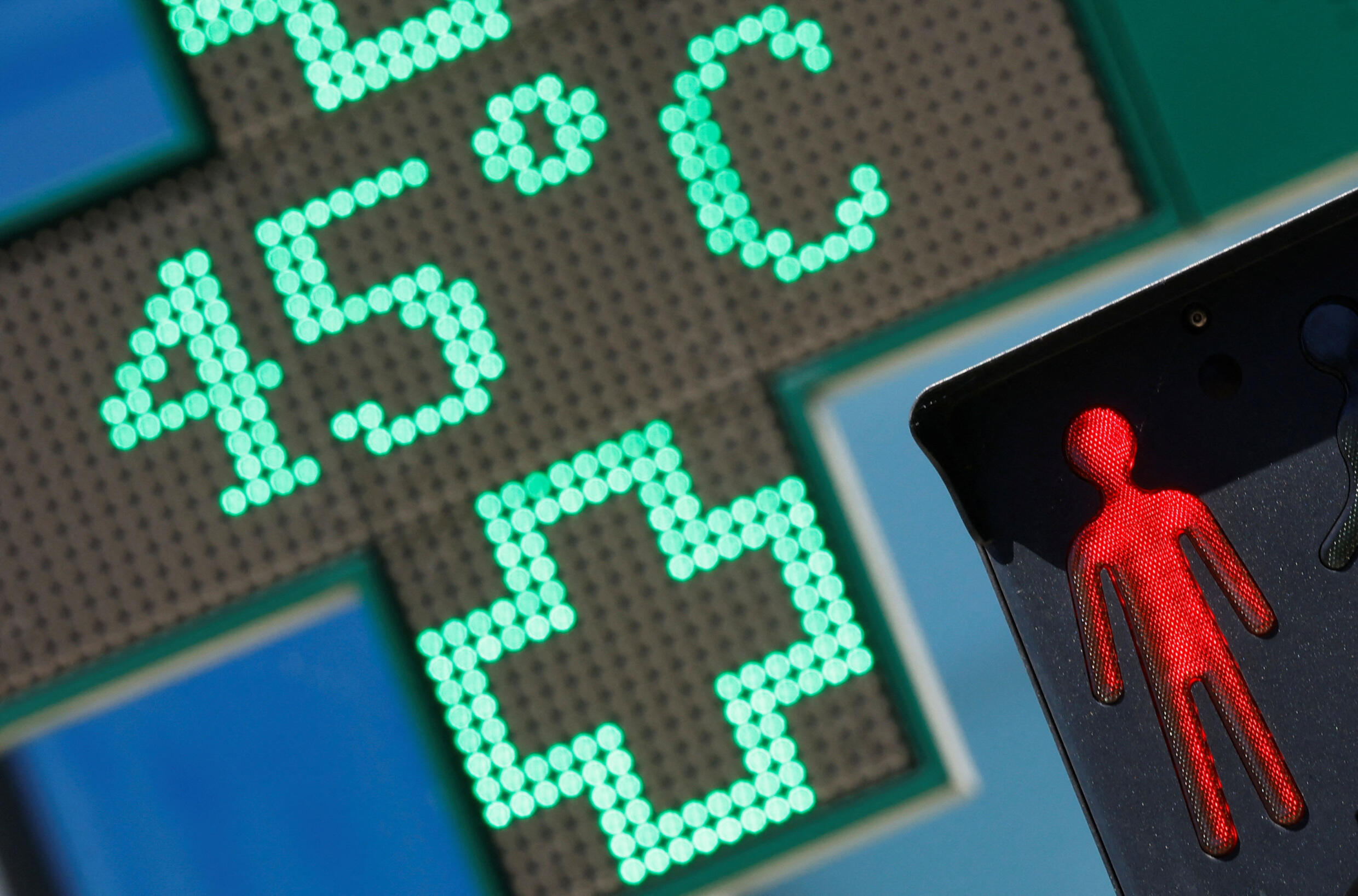 What is France's heatwave warning system and how does it work?