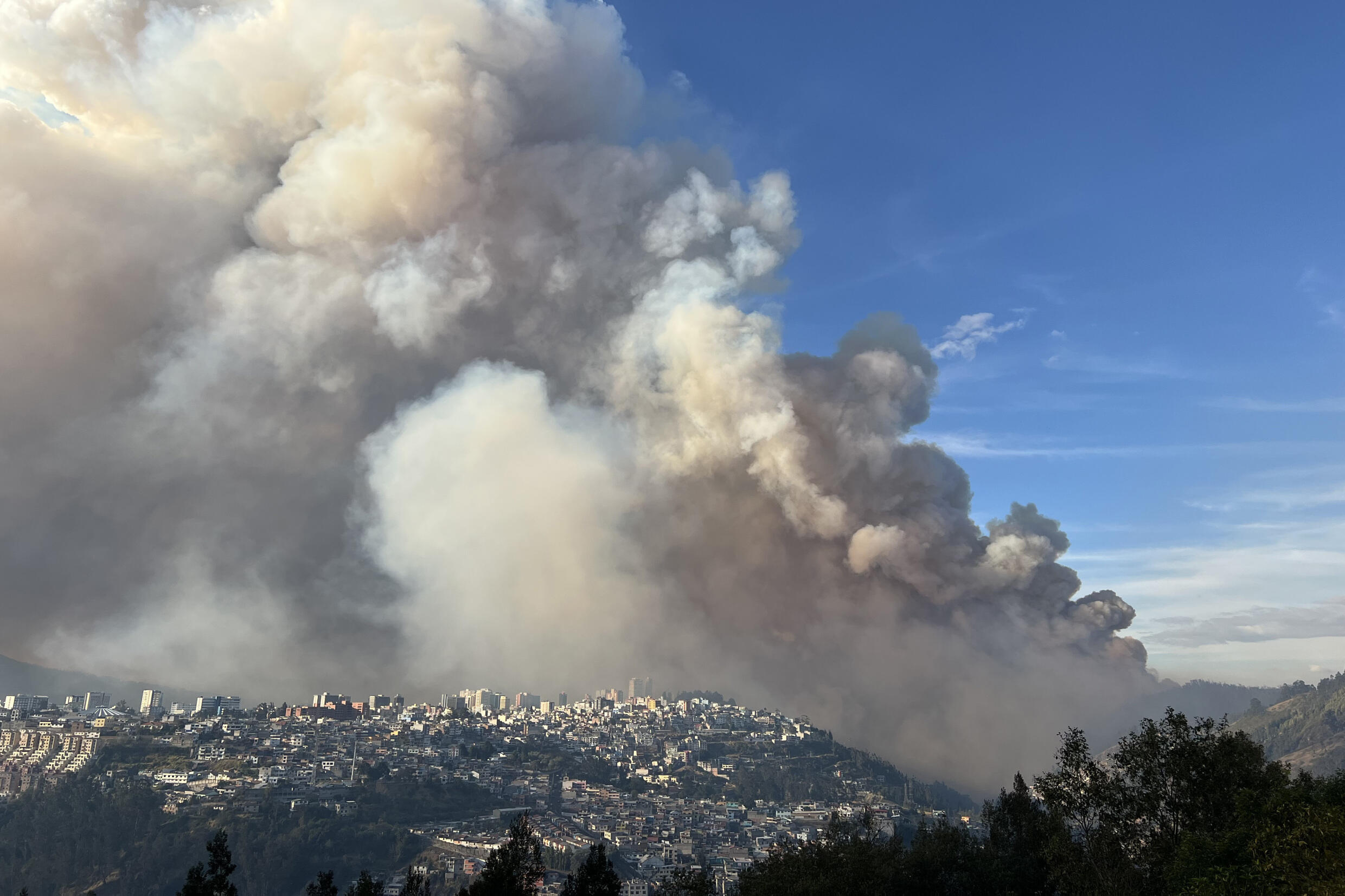 Incendios forestales en Quito obligan a la evacuación de 100 familias