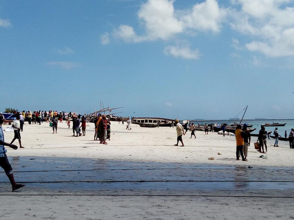 Biashara ya samaki yadorora katika soko la Kimataifa la Ferry Jijini ...
