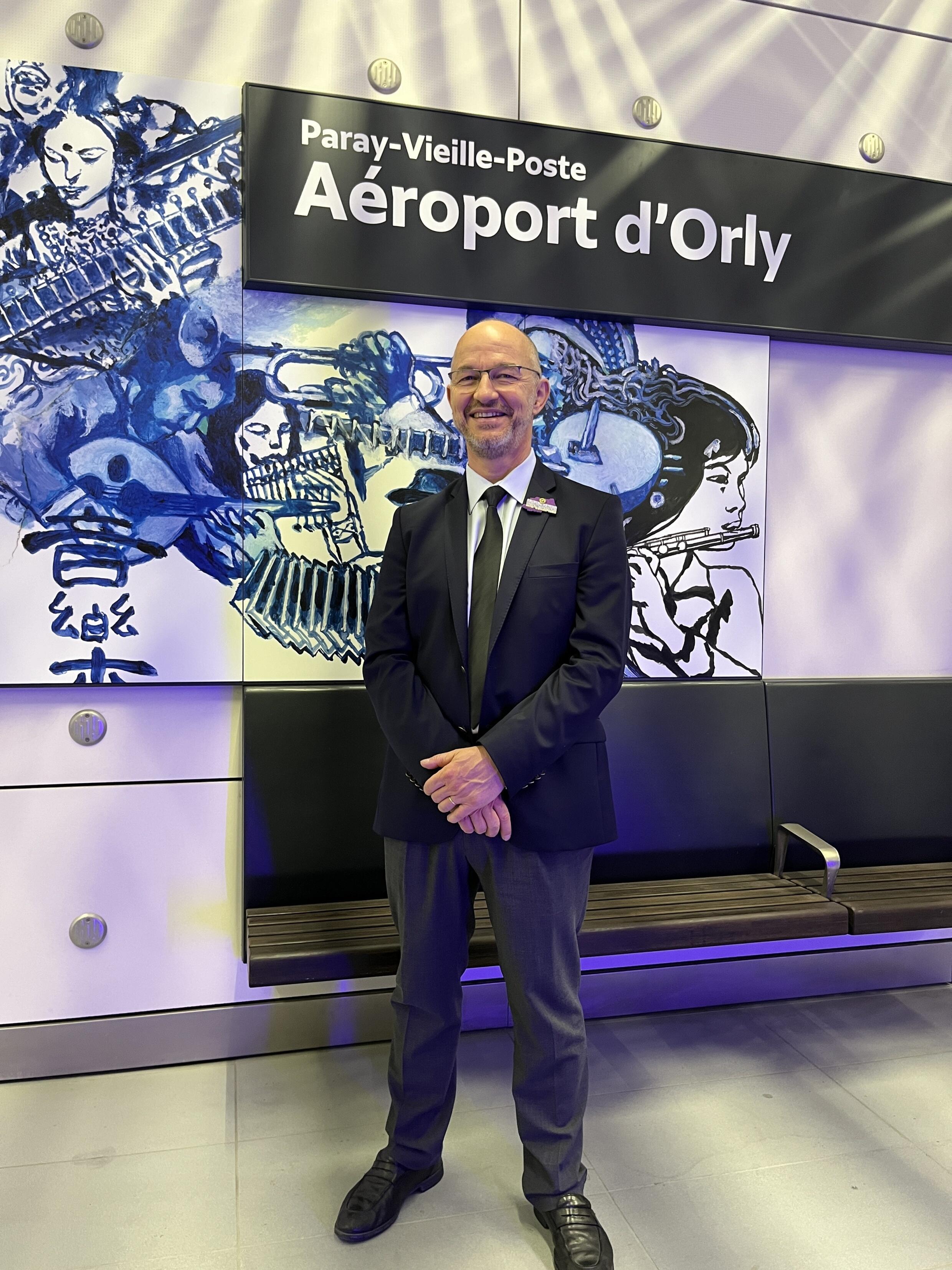 França: Aeroporto de Orly com metro e obra monumental de artista ...