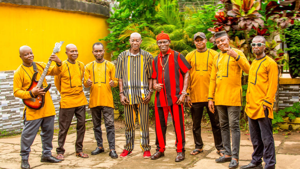 Os nigerianos da Oriental Brothers International Band e seus mais de 50 ...
