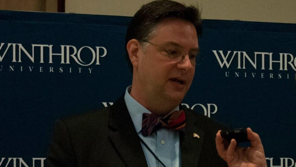 Donald Trump, candidatul implacabil, slujit de un partid căzut în ...