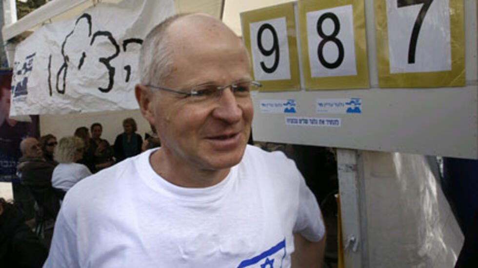 A Jérusalem, l'ambassadeur de France visite la tente de la famille Shalit