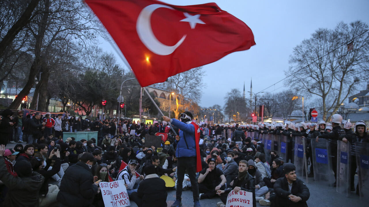 Turquía: Nuevos arrestos en la sexta noche de protestas contra la ...