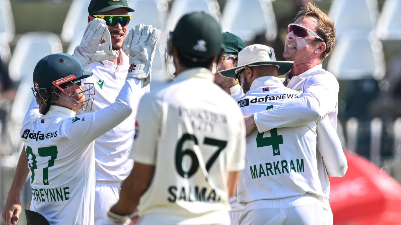 South Africa close on win after six-wicket Harmer rocks Pakistan
