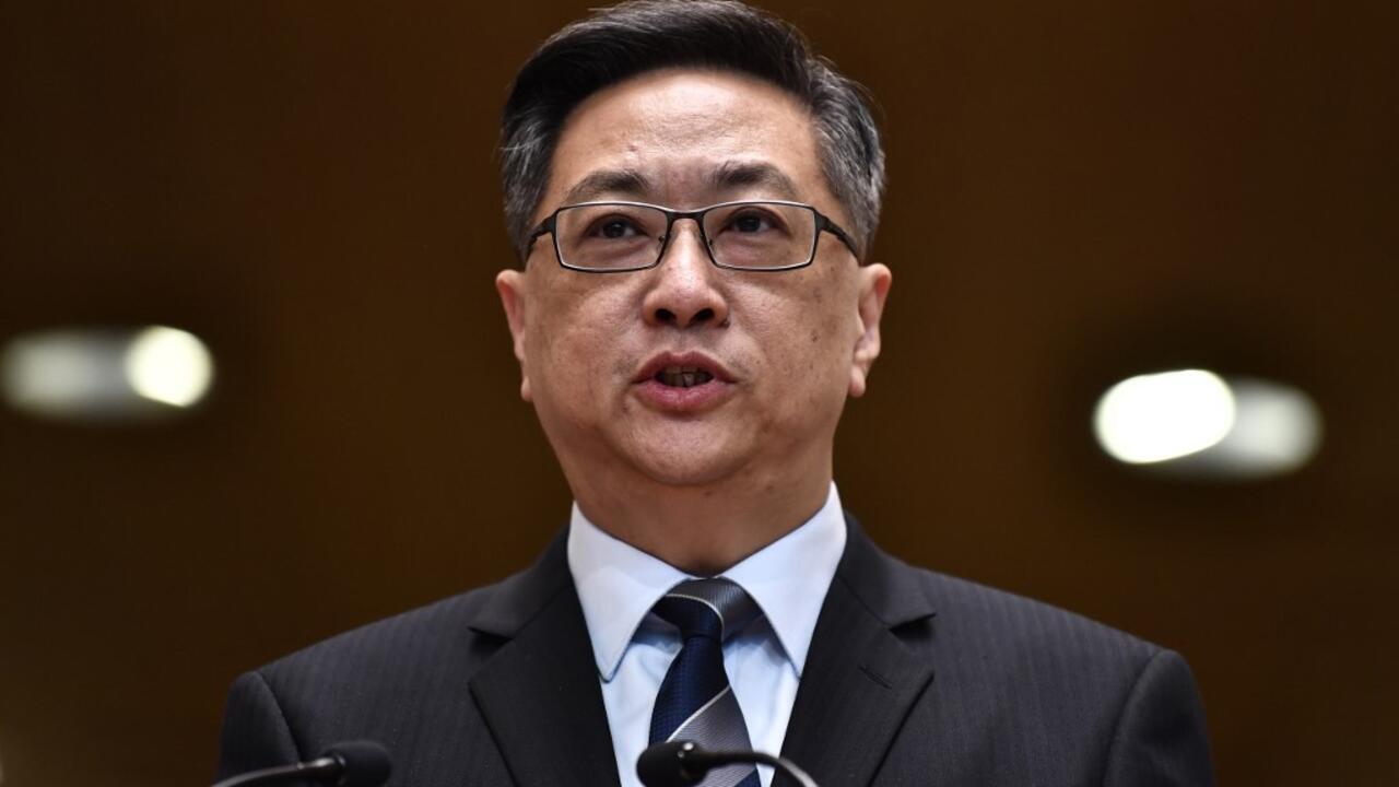 Hong Kong: Stephen Lo, le chef de la police prend sa retraite en plein ...