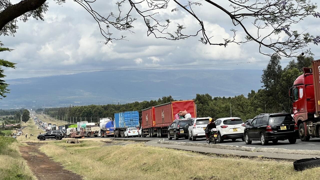 Krisimasi: Mamia ya wasafiri Kenya wakwama barabarani wakielekea ...