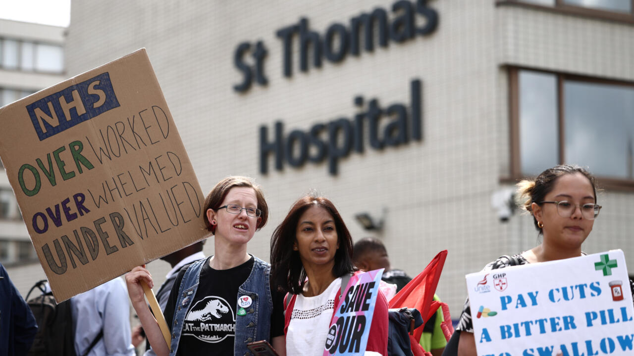 Senior doctors in England stage rare walk out
