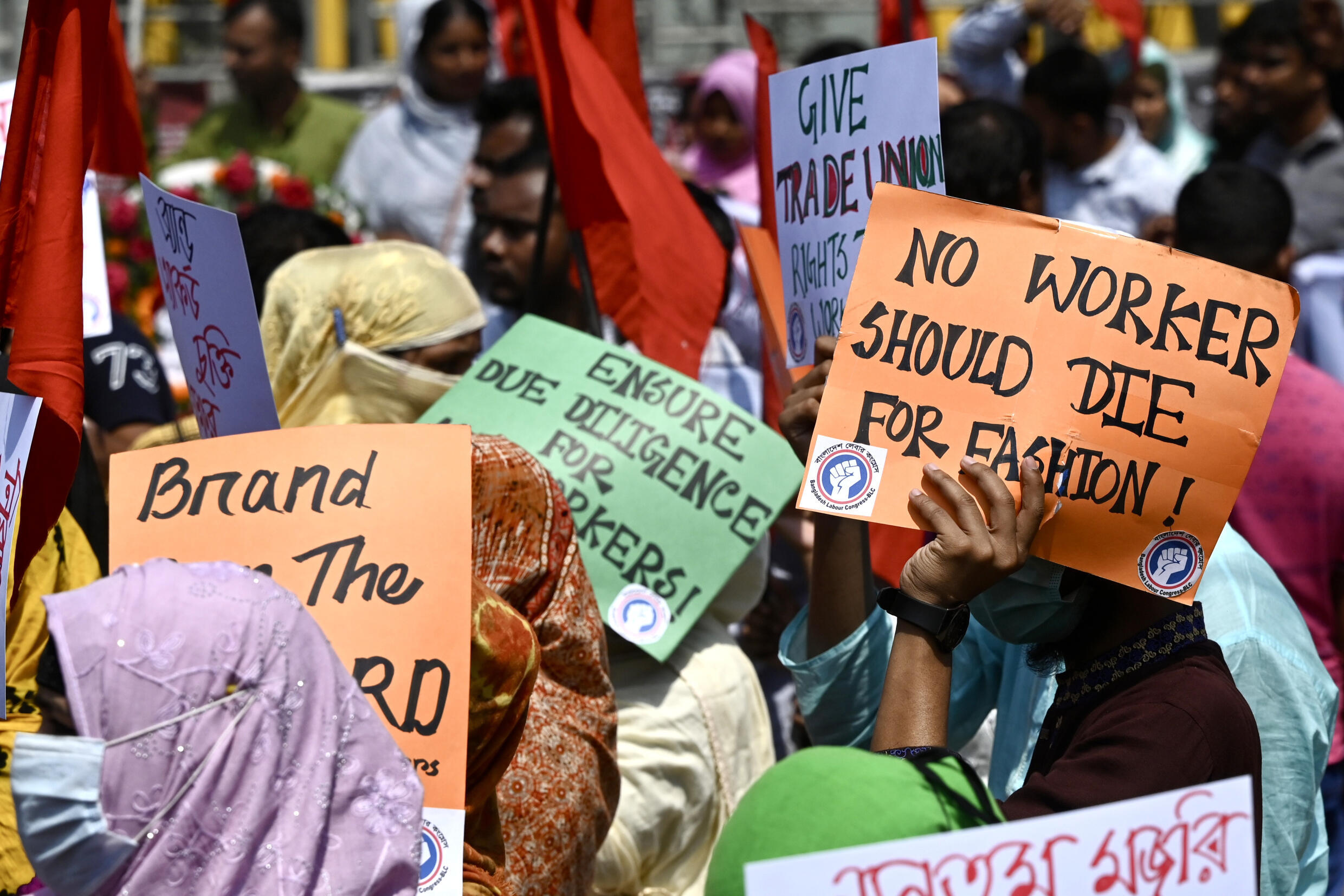 Manifestantes exigen justicia tras 10 años del derrumbe de una fábrica ...