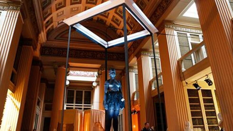 104 volta a receber instalação-performance "Exhibit B" - Convidado