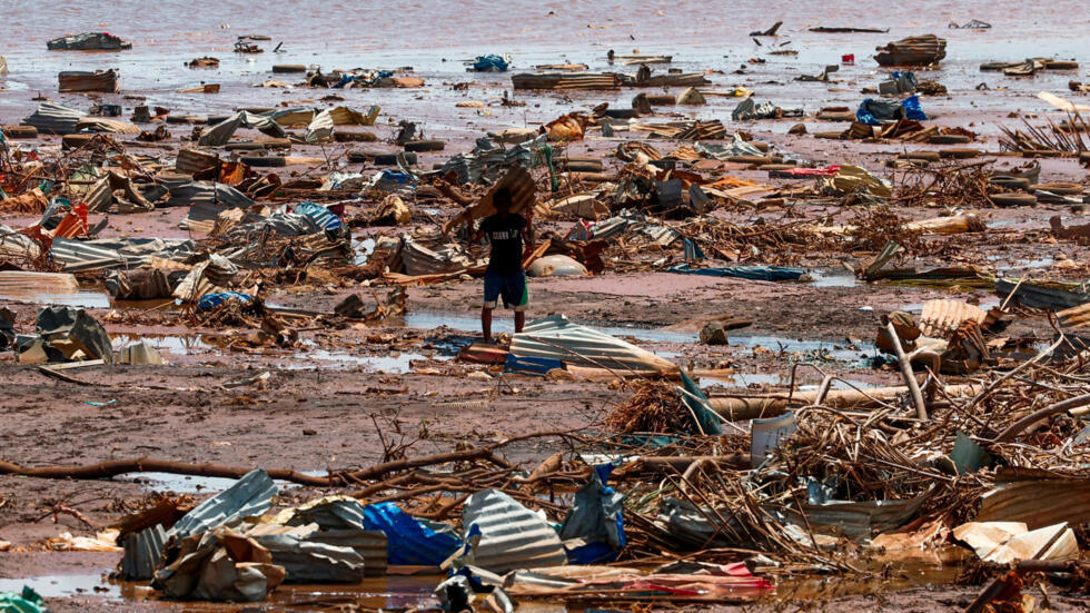 Six mois après le passage du cyclone Chido, Mayotte attend encore sa ...