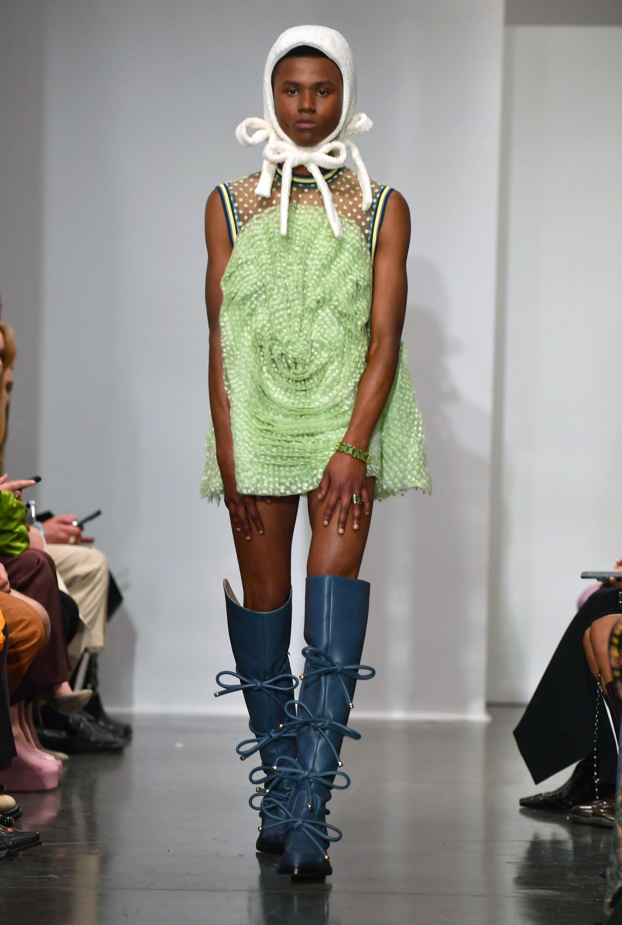 Los recuerdos de la infancia inspiran el desfile de Palomo Spain en la ...