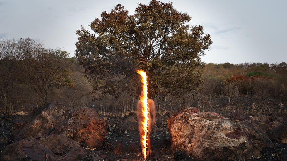 Rodrigo Braga expõe em Paris trabalhos com simbologias da catástrofe ambiental - Rendez-vous ...