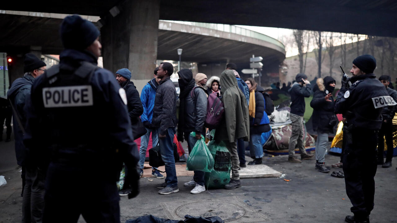 Migrantes ganham mais do que aposentados na França?