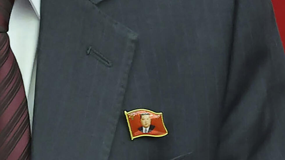 Corée du Nord: des badges à l'effigie de Kim Jong-un, une première