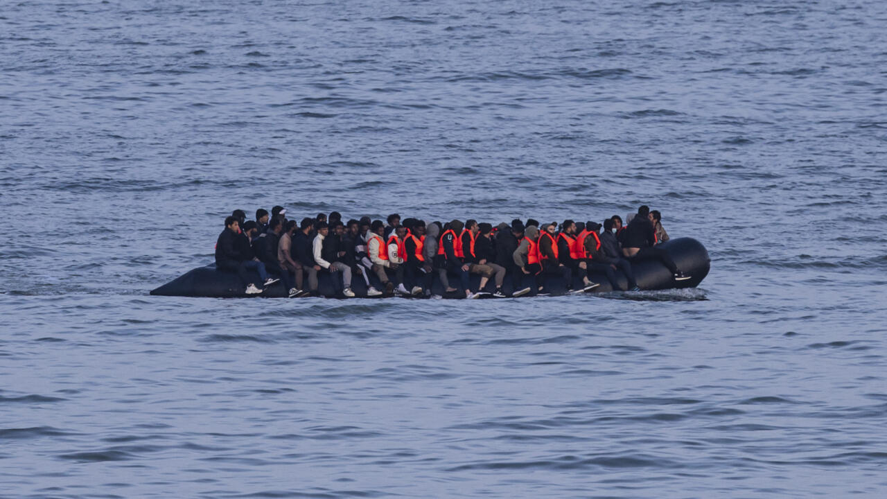 Numărul migranților care au traversat Canalul Mânecii a ajuns la 25.000 ...