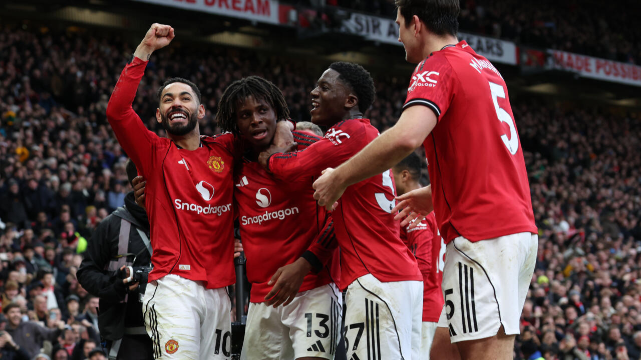 Man Utd hurt City title hopes as Spurs flop again