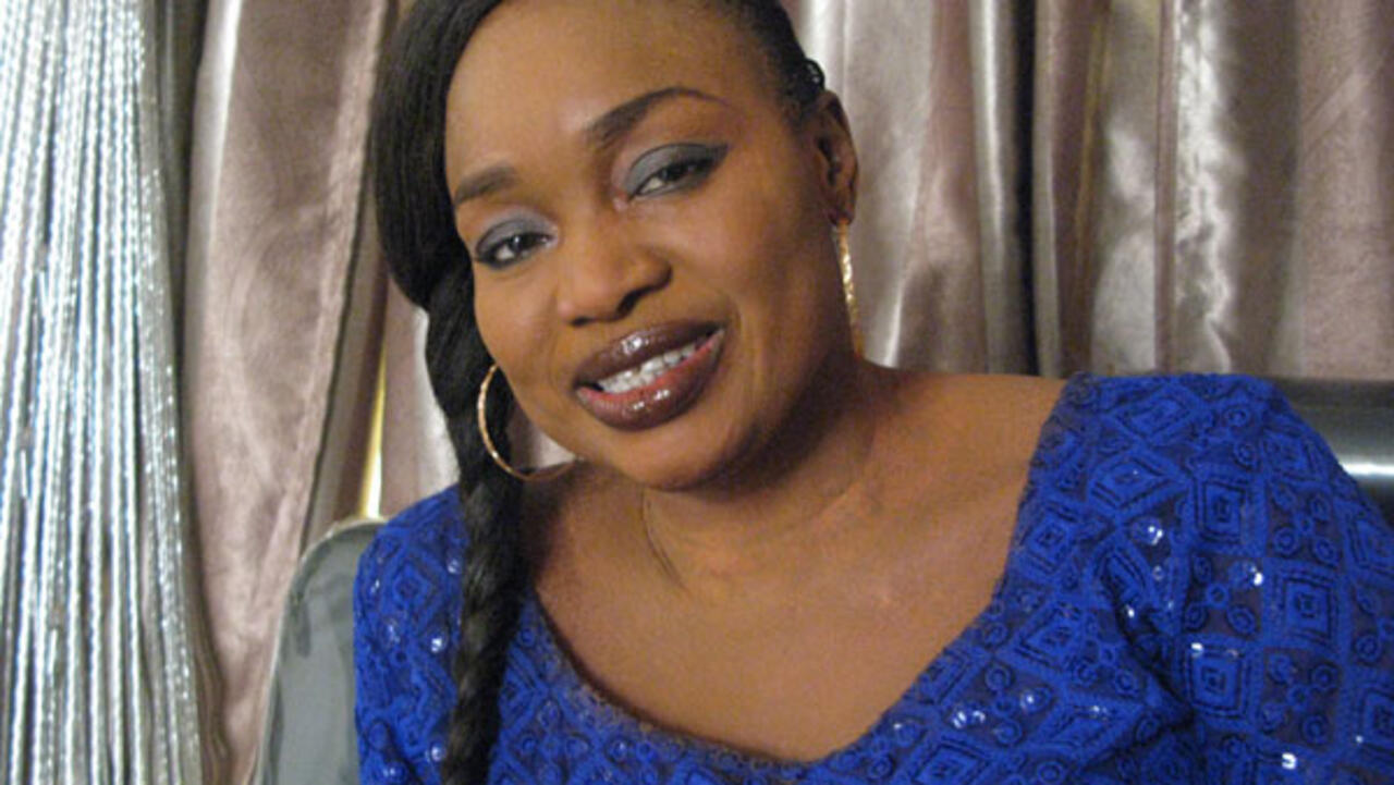 Oumou Sangaré présente l'album «Mogoya» (2) - Couleurs tropicales