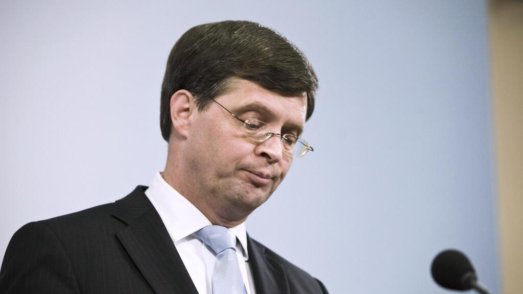 Dutch government falls over extension of Afghan mission