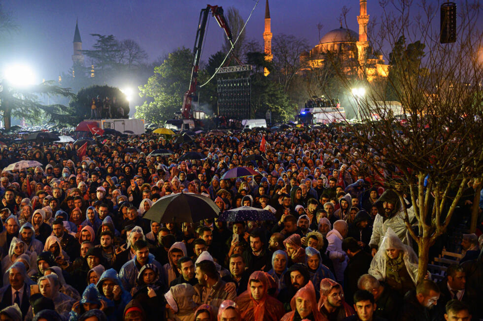 Huge crowds rally to support Istanbul's banned mayor