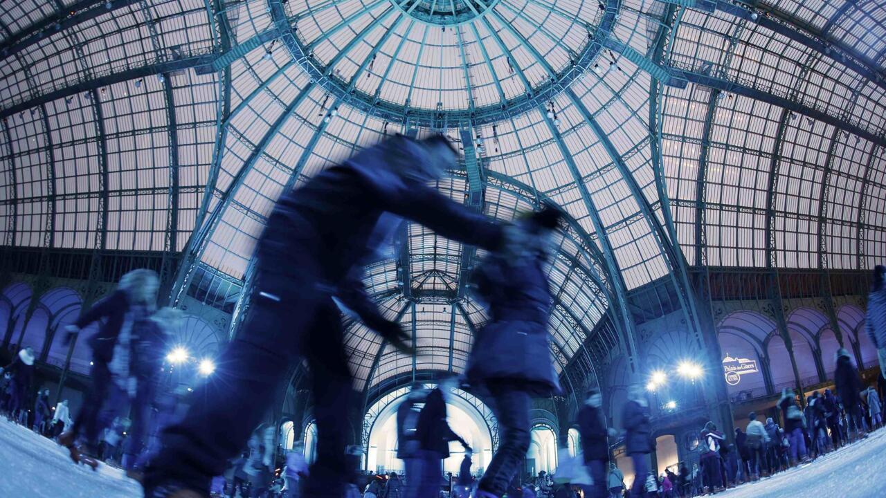Patinar no gelo é atração natalina em Paris - Fato em Foco