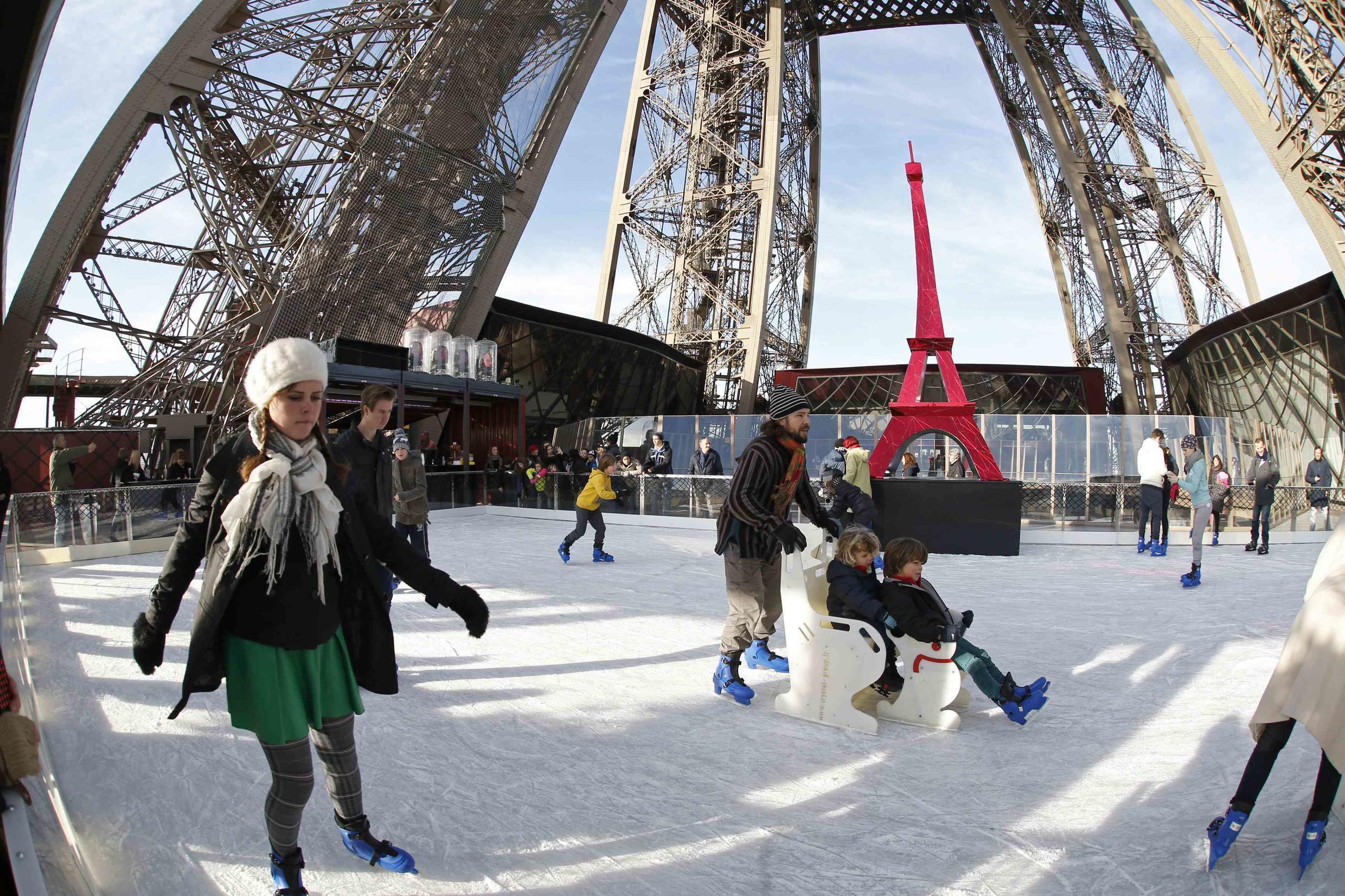 Patinar no gelo é atração natalina em Paris - Fato em Foco