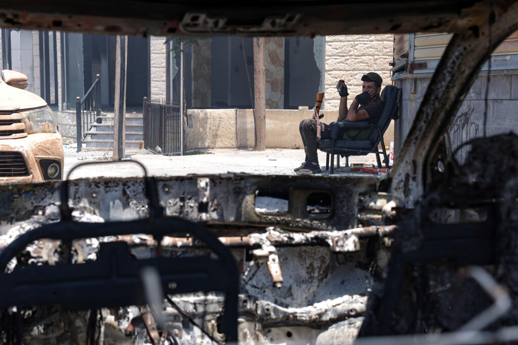 Clashes, homes torched in south Syria's Sweida despite ceasefire