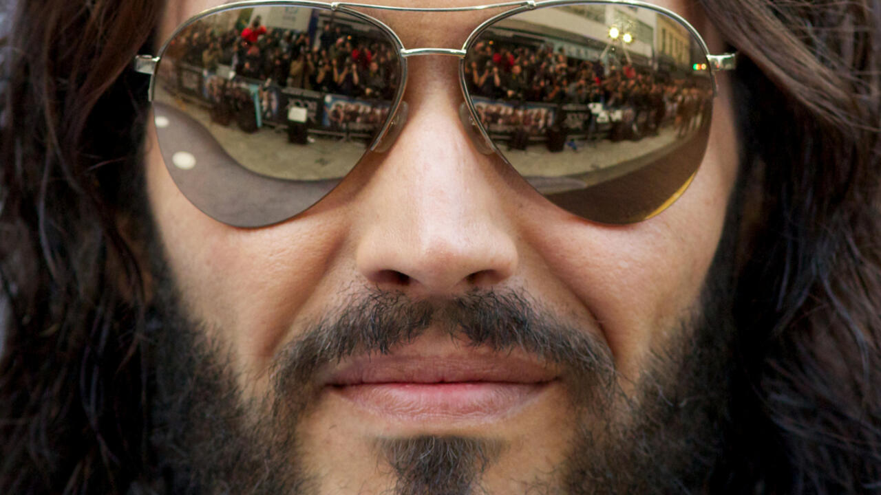 Actor Russel Brand, acusado de violación, habla de semana "deprimente"