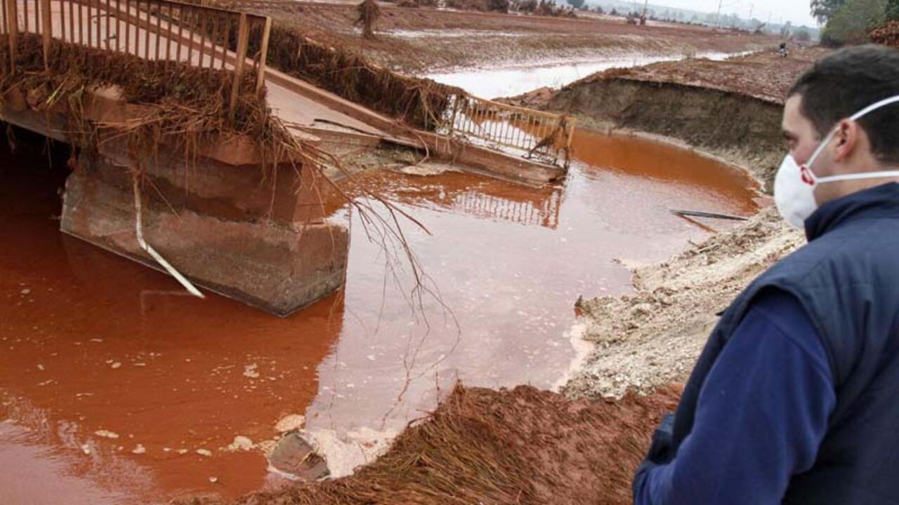 Hungary declares state of emergency over deadly sludge