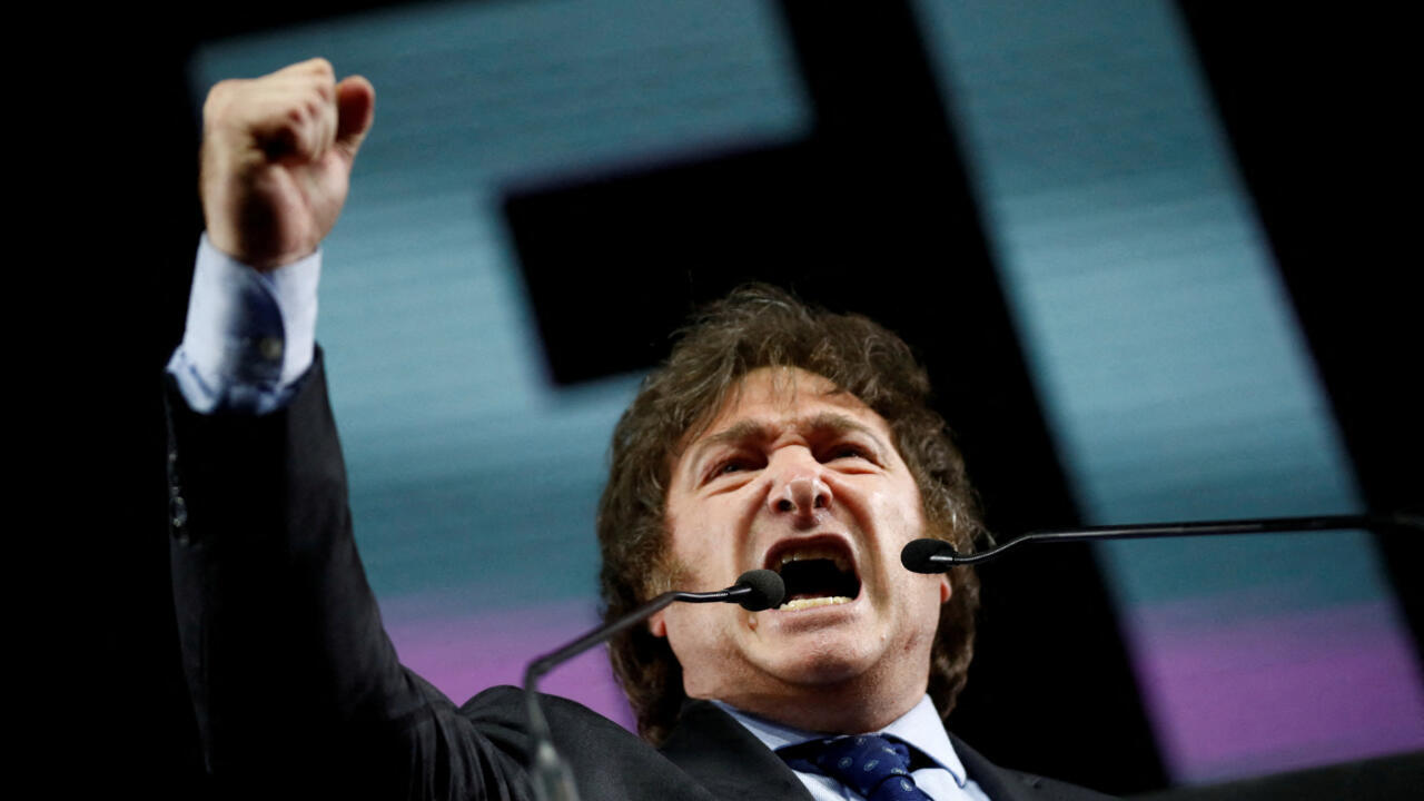 La devaluación del peso argentino, primer efecto del 'batacazo' Milei