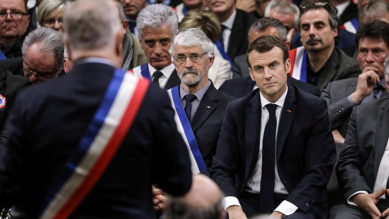 «Gilets jaunes»: Emmanuel Macron prône la fermeté face aux violences