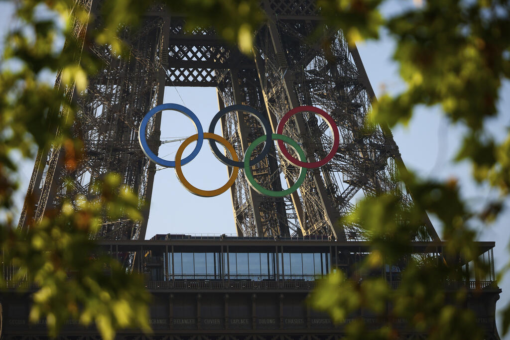 [EN IMAGES] Les anneaux olympiques ont pris place sur la Tour Eiffel à ...